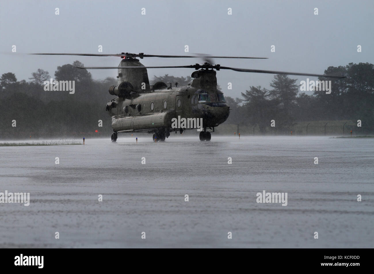 A South Carolina Army National Guard CH-47F Chinook heavy-lift cargo ...