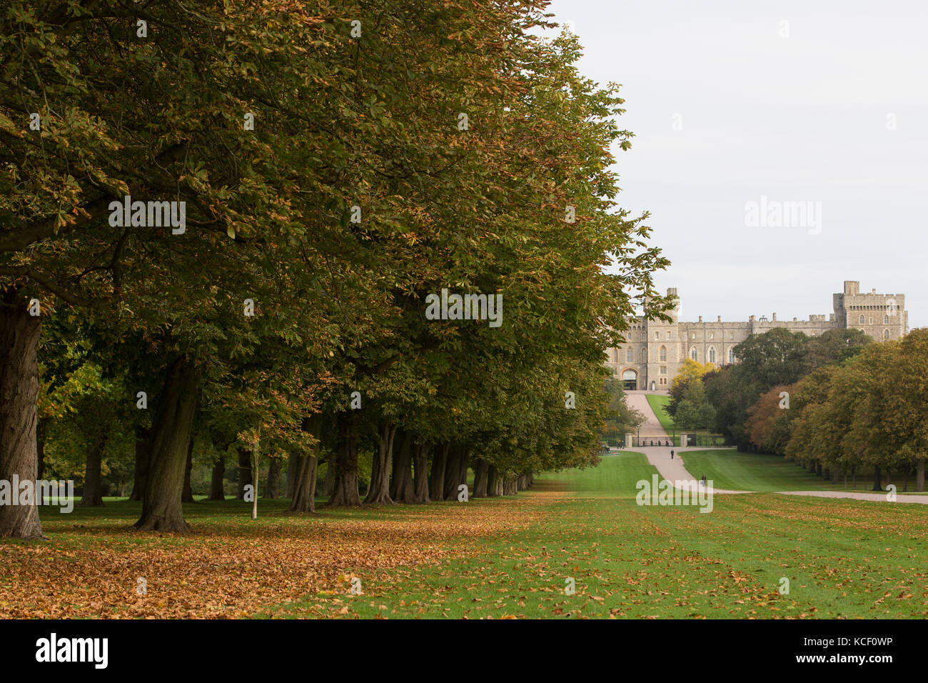 Windsor, UK. 4th October , 2017. Autumn colours in front of Windsor ...