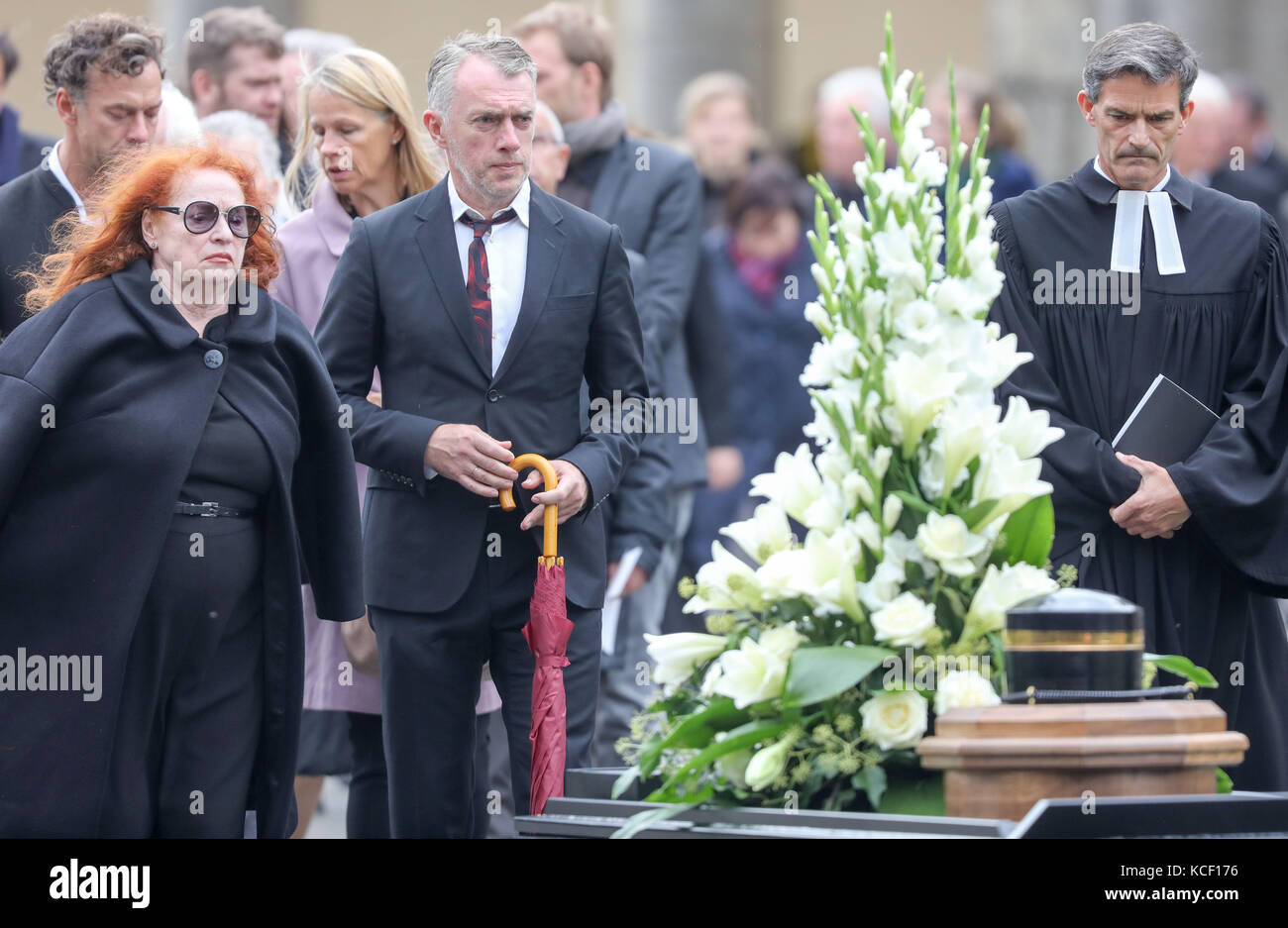 Leipzig, Germany. 4th Oct, 2017. The widow Christine, painter Neo and ...