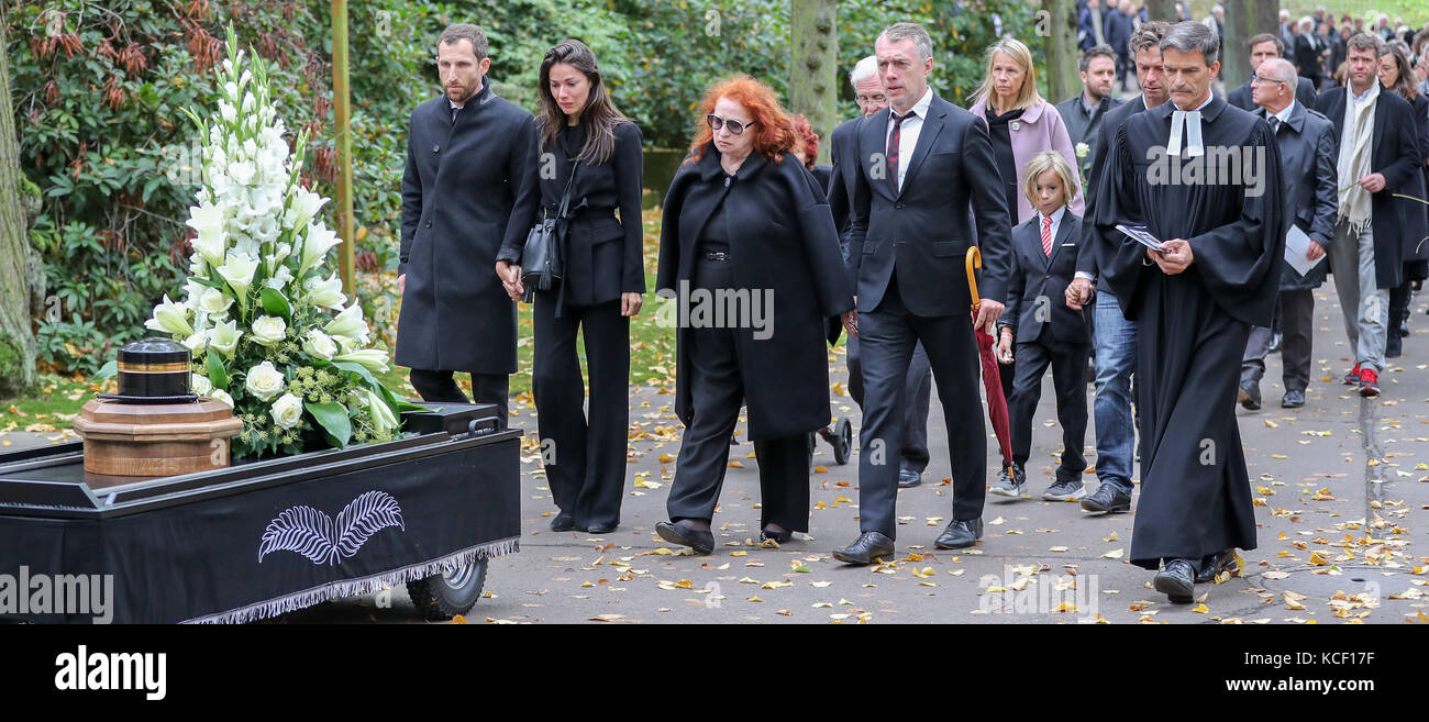 Leipzig, Germany. 4th Oct, 2017. The daughter of painter Arno Rink ...