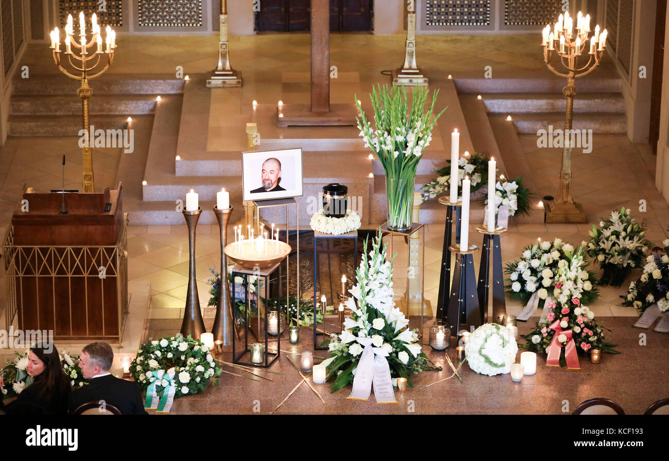 Leipzig, Germany. 4th Oct, 2017. A photo of painter Arno Rink can be ...