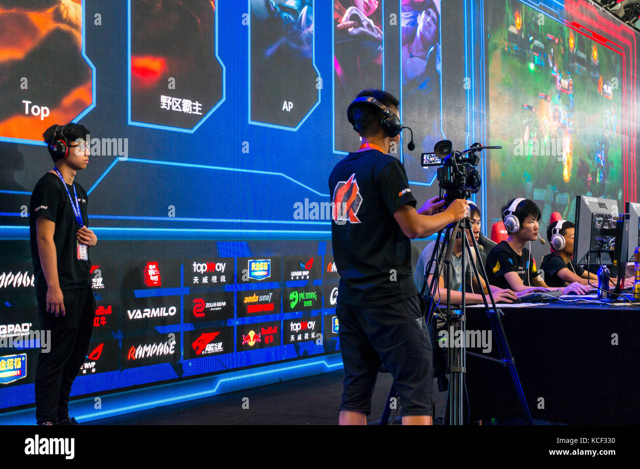 Video gamers in competition at 2017 Shenzhen Game Fair Stock Photo - Alamy