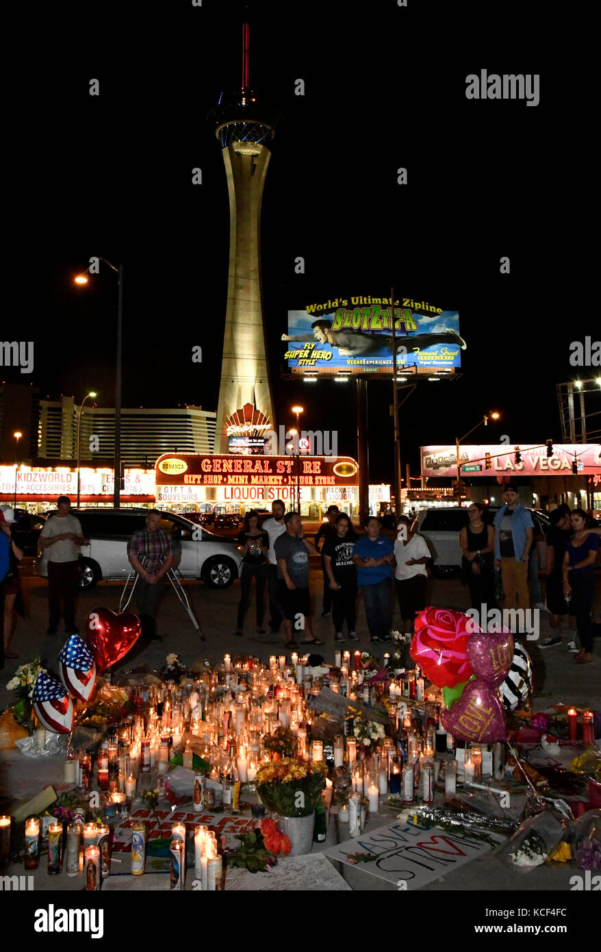 2017 las vegas shooting vigil hi-res stock photography and images - Alamy