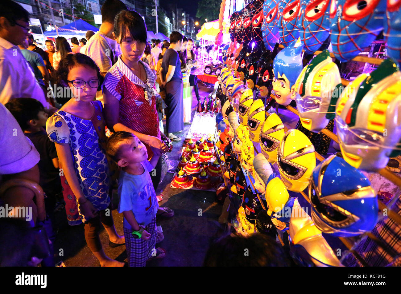 Yangon, Myanmar. 4th Oct, 2017. People take part in a Thadingyut ...