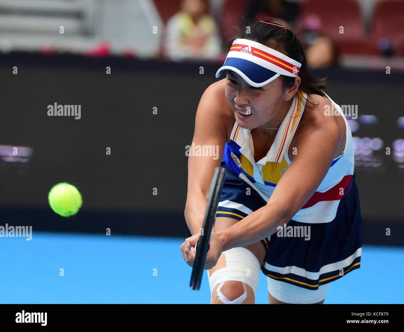 Beijing, China. 5th Oct, 2017. Peng Shuai of China returns the ball ...