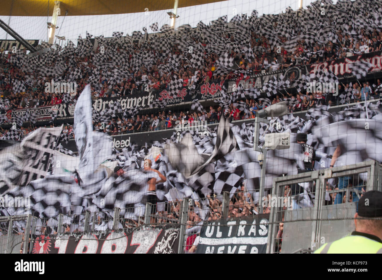 Frankfurt, Deutschland. 30th Sep, 2017. Frankfurter Fans schwenken ...