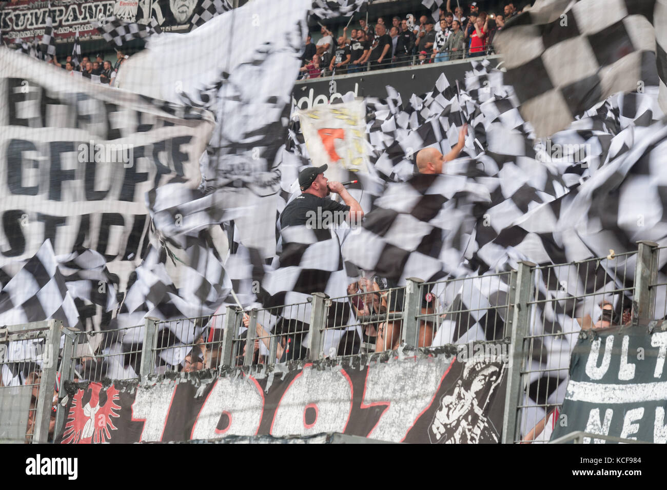 Frankfurt, Deutschland. 30th Sep, 2017. Frankfurter Fans schwenken ...