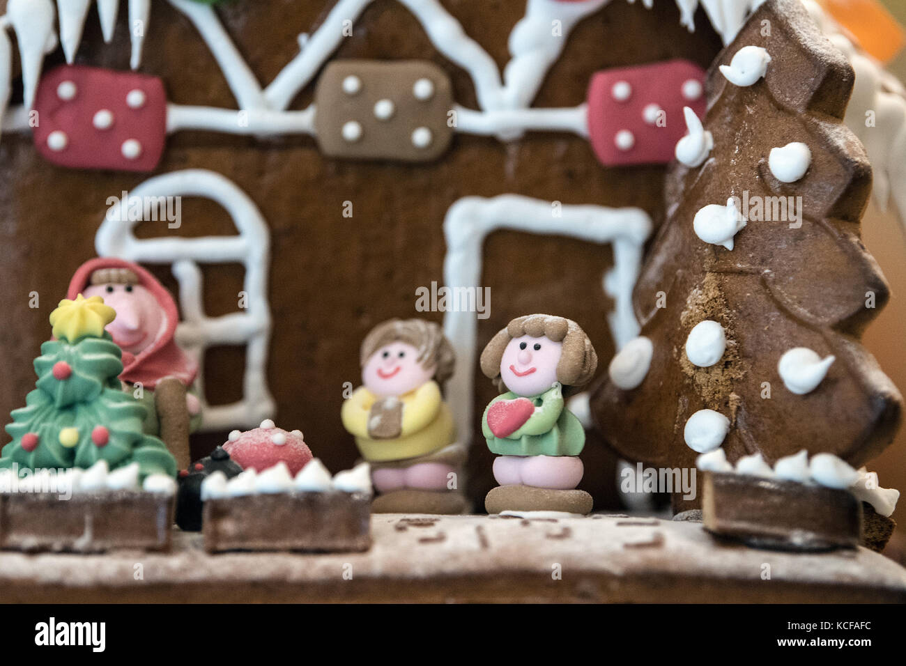 Duesseldorf, Germany. 05th Oct, 2017. A gingerbread house photographed ...