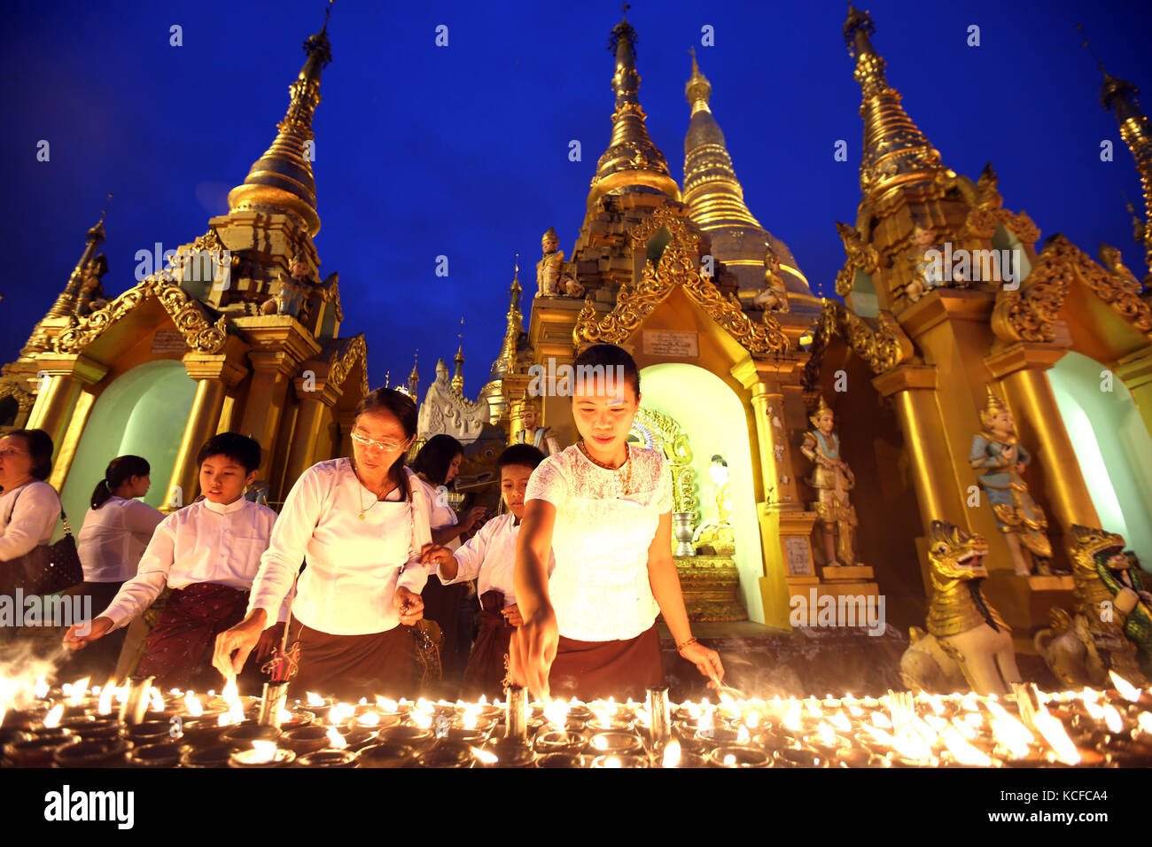 Yangon, Myanmar. 5th Oct, 2017. People light candles at the Shwedagon ...