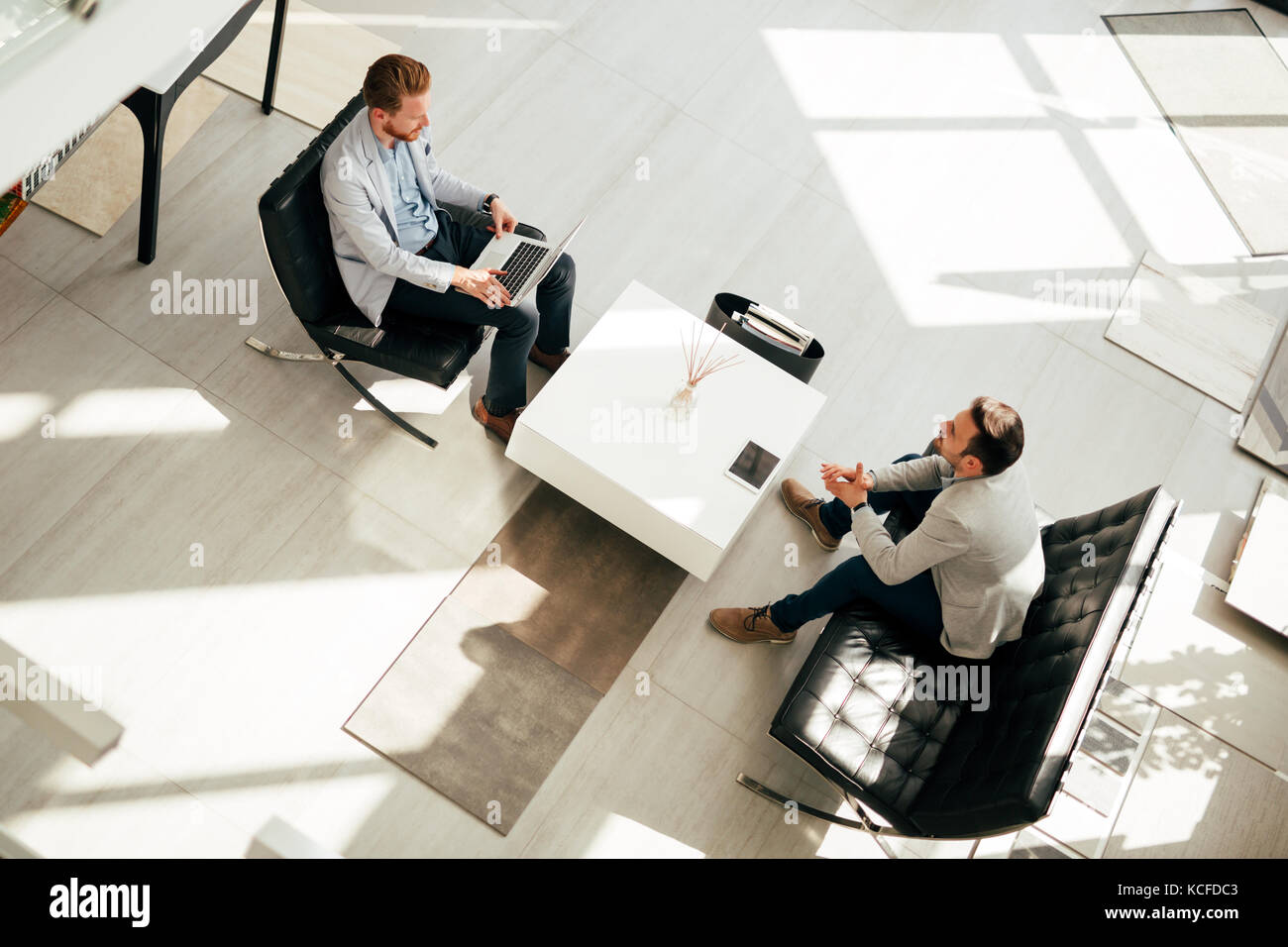 Two people meeting hi-res stock photography and images - Alamy