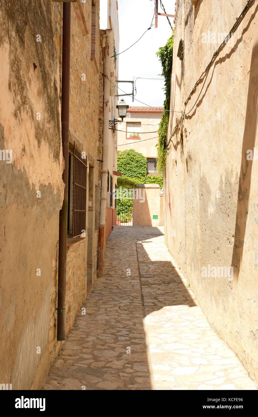 Narrow alley in the old town of Begur, Catalonia, northeastern Spain ...