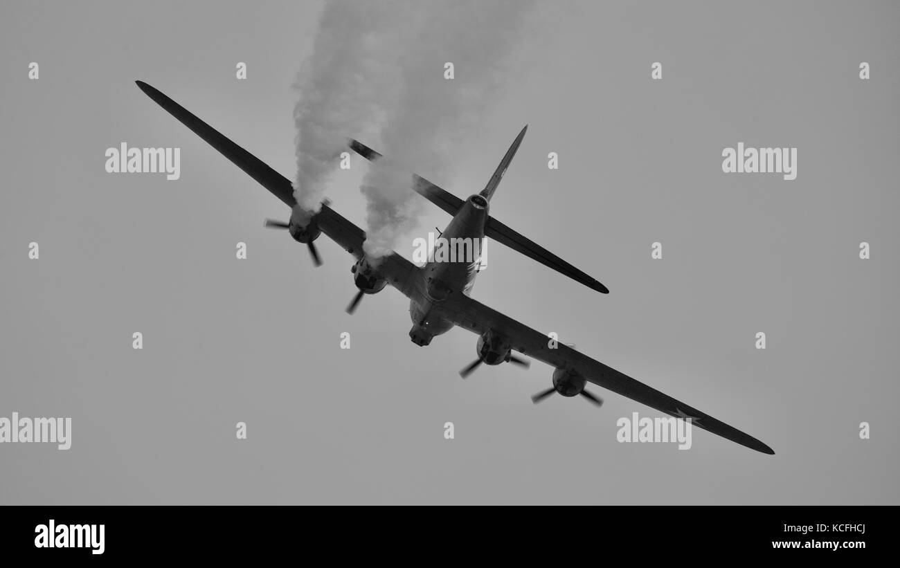 B 17 flying fortress Black and White Stock Photos & Images - Alamy