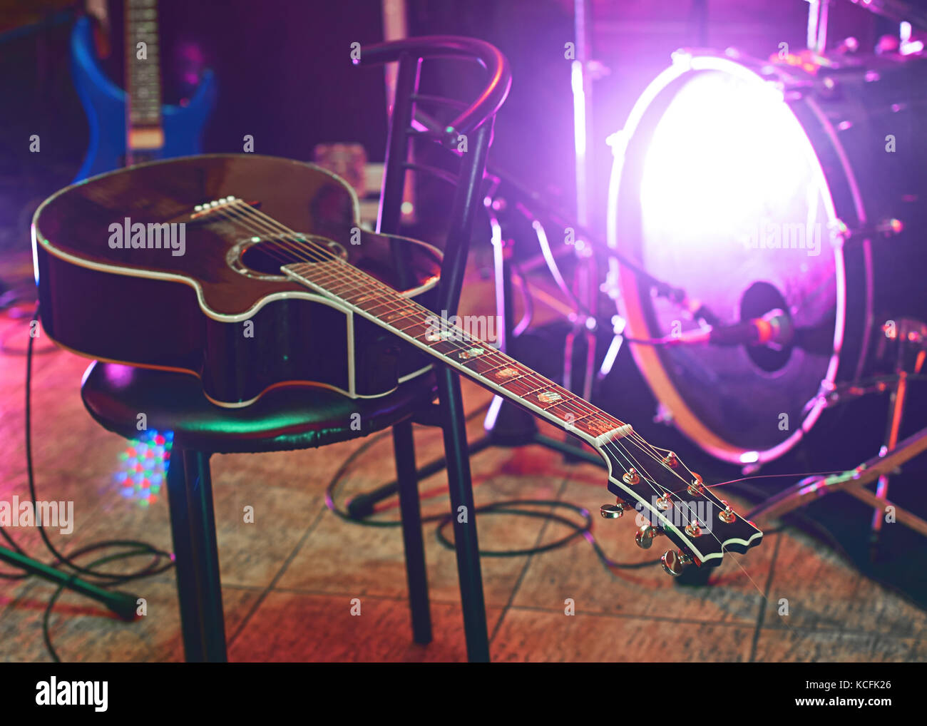 Guitar on a chair during a concert Stock Photo - Alamy