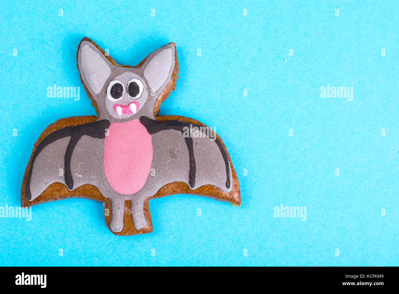Halloween gingerbread on bright pastel color Stock Photo - Alamy
