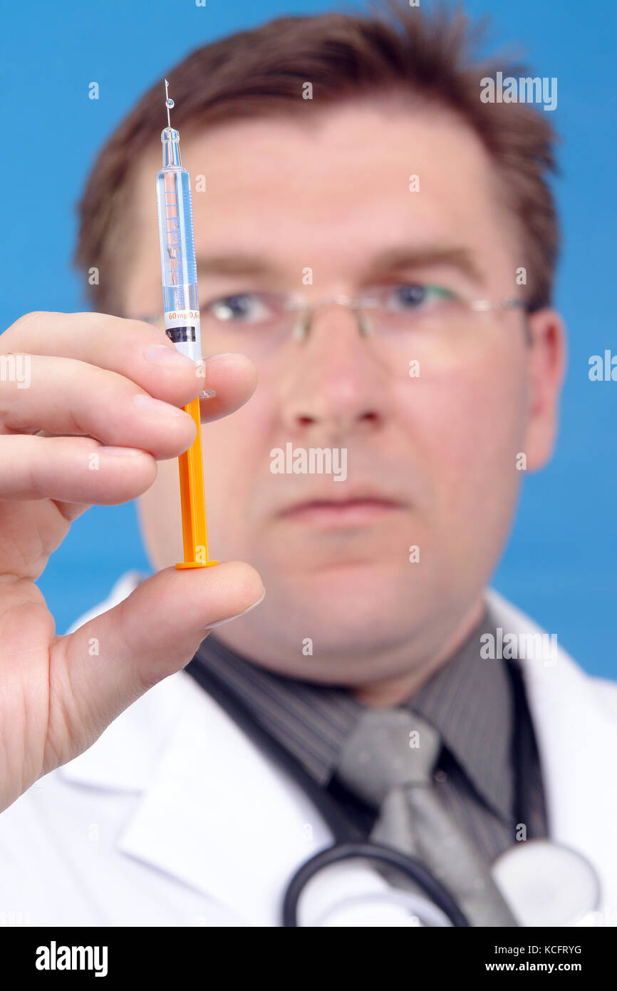 Doctor preparing syringe for injection Stock Photo - Alamy