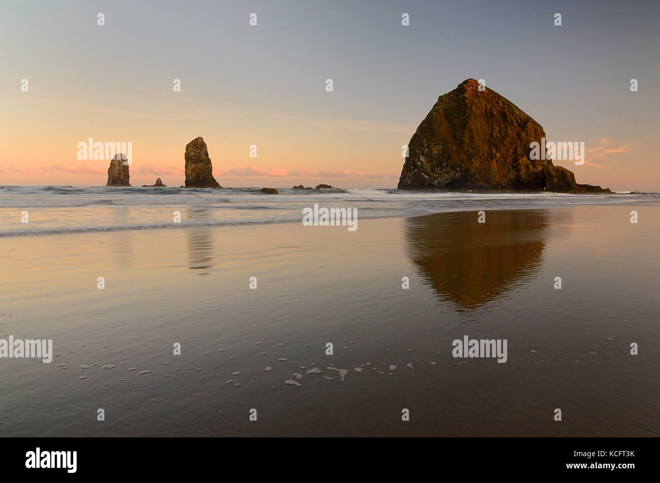 Haystack Rock, Cannon Beach, Oregon coast, USA Stock Photo - Alamy
