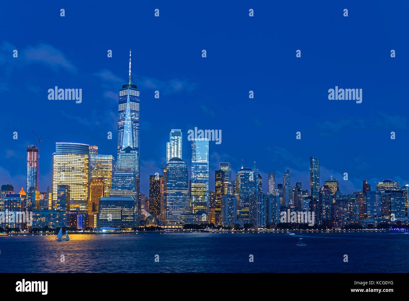 Skyline of manhattan downtown at blue hour hi-res stock photography and ...
