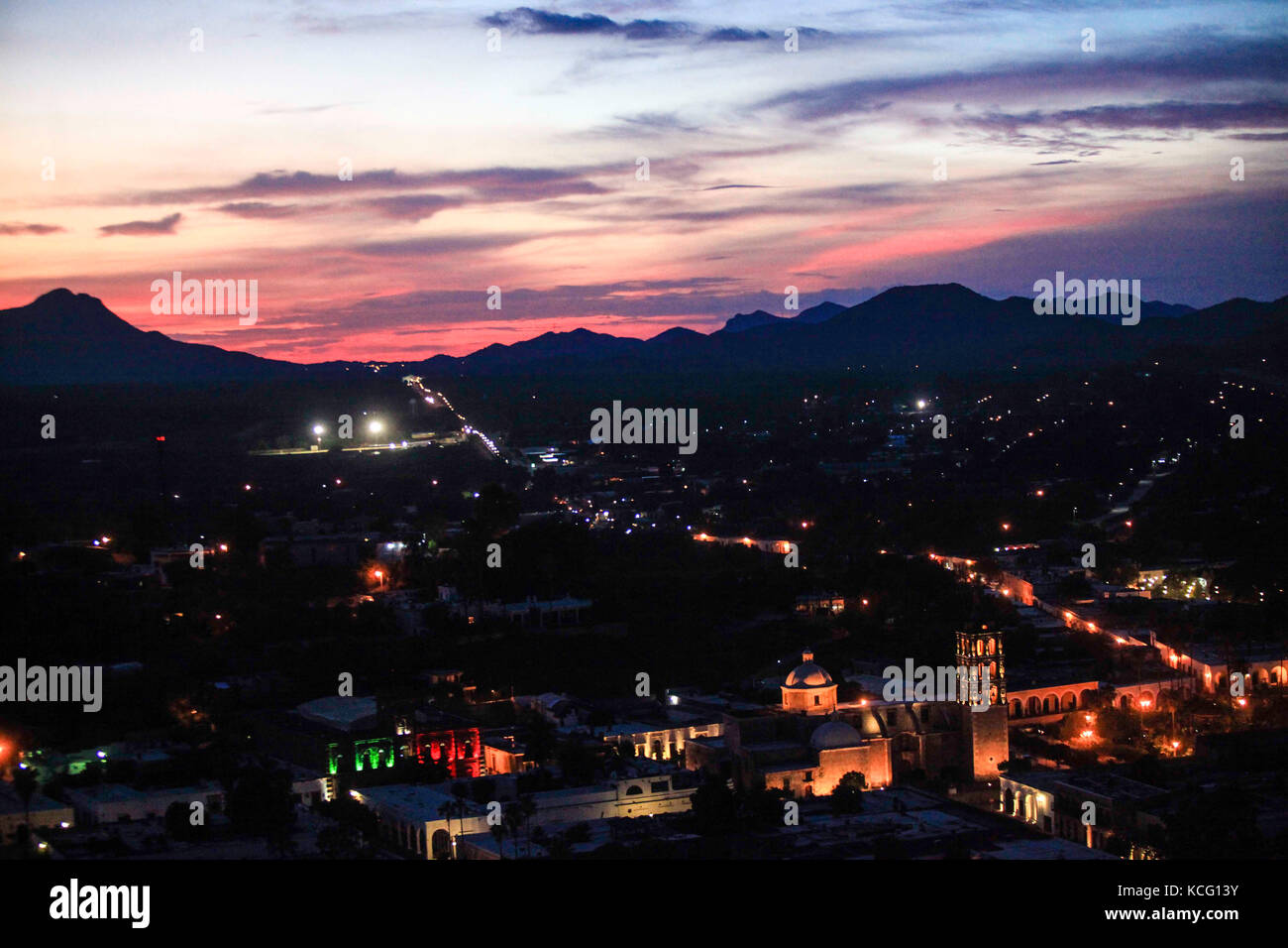 Vista panoraminca del pueblo de Alanos al atardecer Stock Photo - Alamy