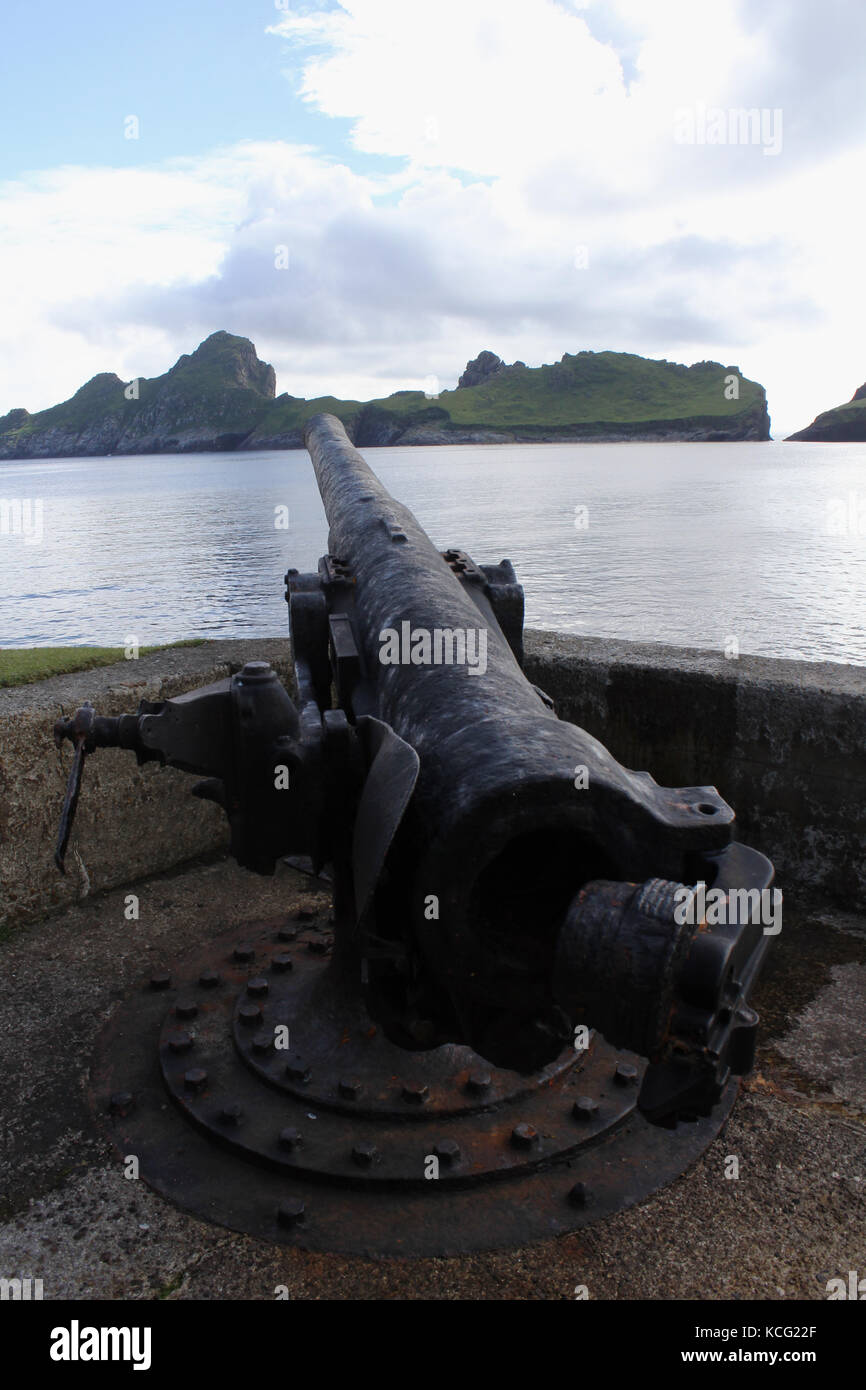 mark III 4 inch gun on st kilda scotland Stock Photo - Alamy