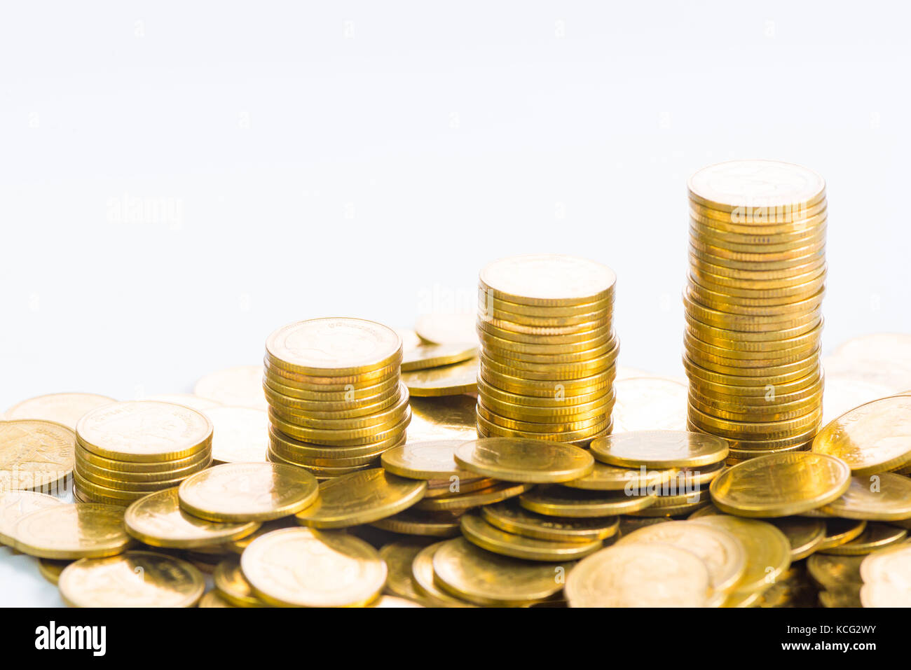 Savings, increasing columns of gold coins, piles of gold coins arranged ...
