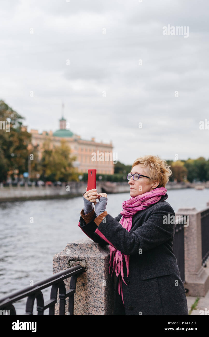 Taking mobile shots hi-res stock photography and images - Alamy