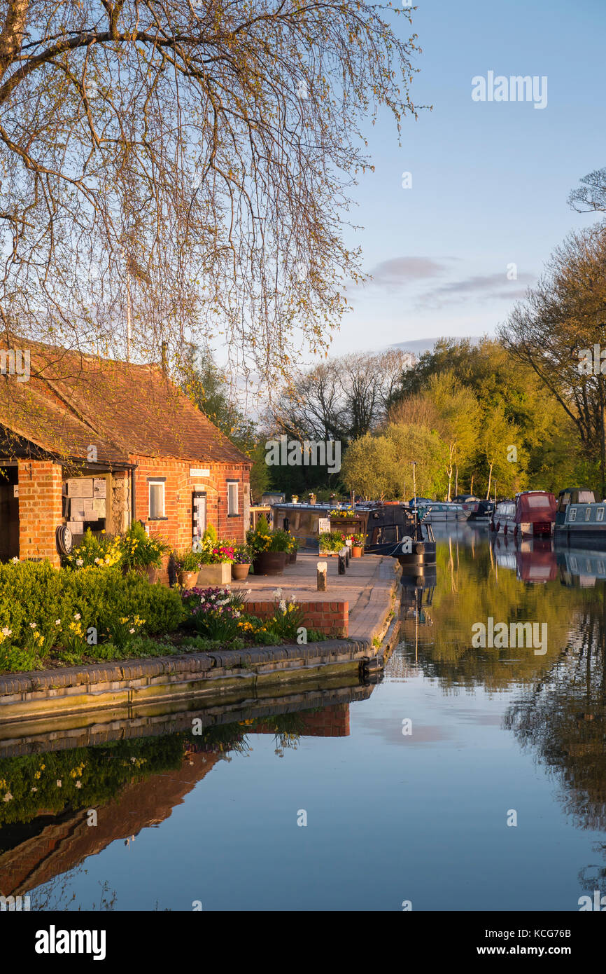 Thrupp hi-res stock photography and images - Alamy