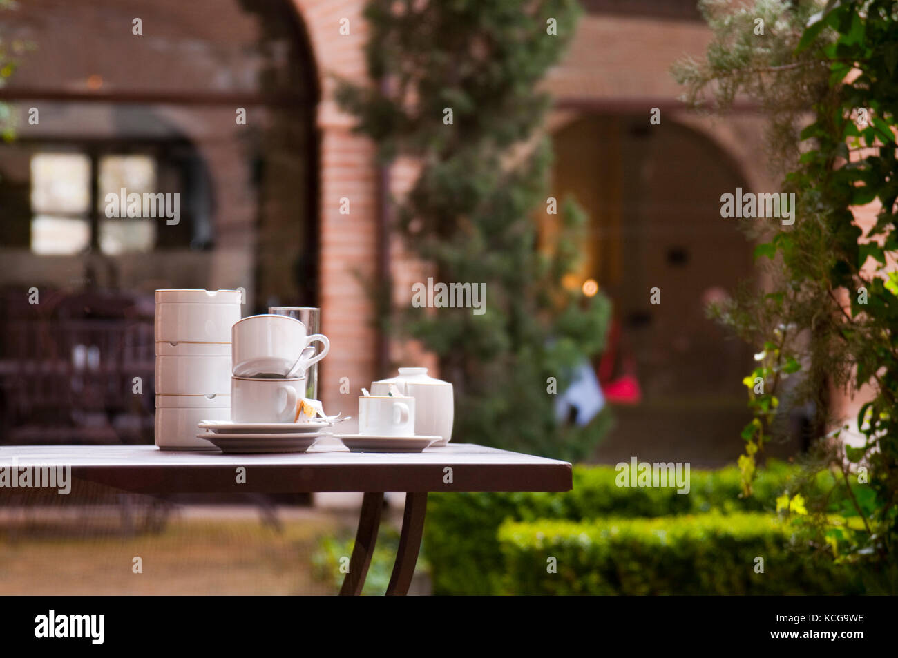 Table de jardin hi-res stock photography and images - Alamy