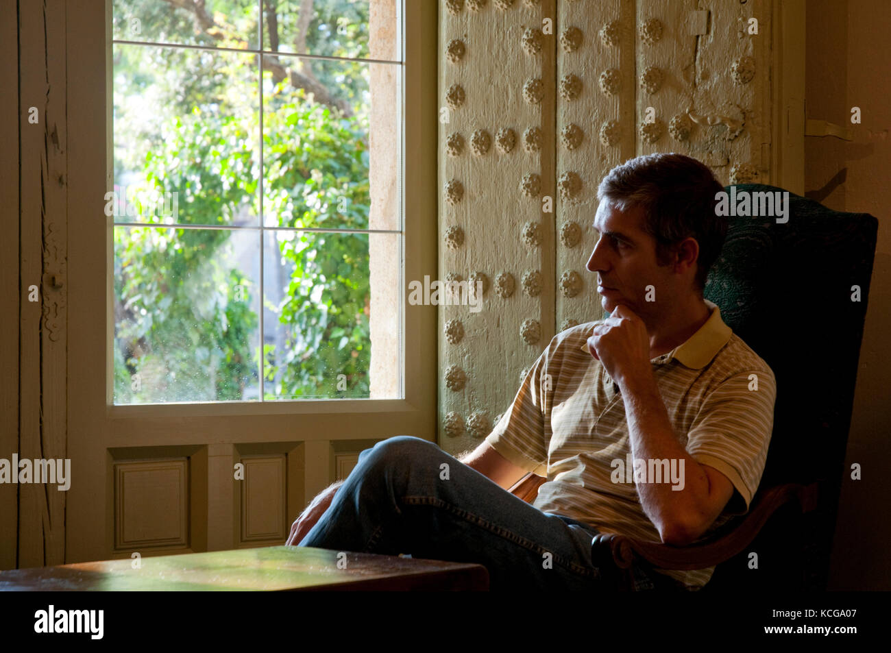 Hombre sentado pensando hi-res stock photography and images - Alamy