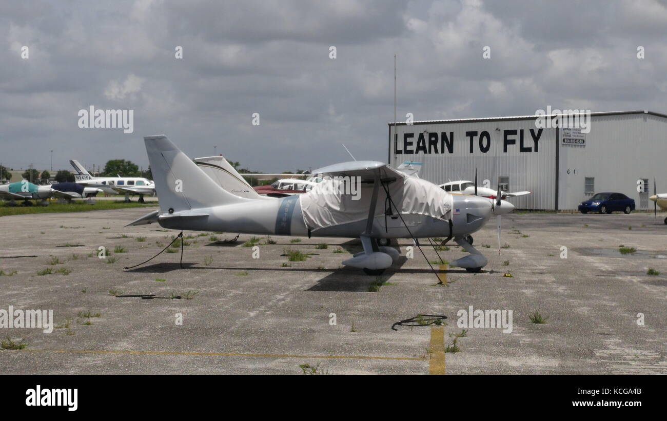 Learn to fly airplane hi-res stock photography and images - Alamy