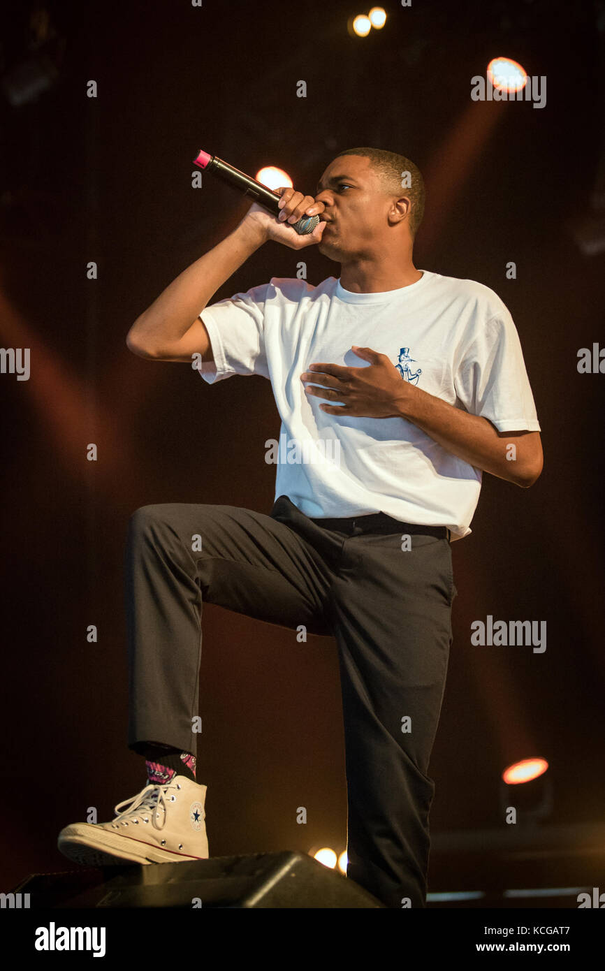 Performs live in concert staples hi-res stock photography and images ...