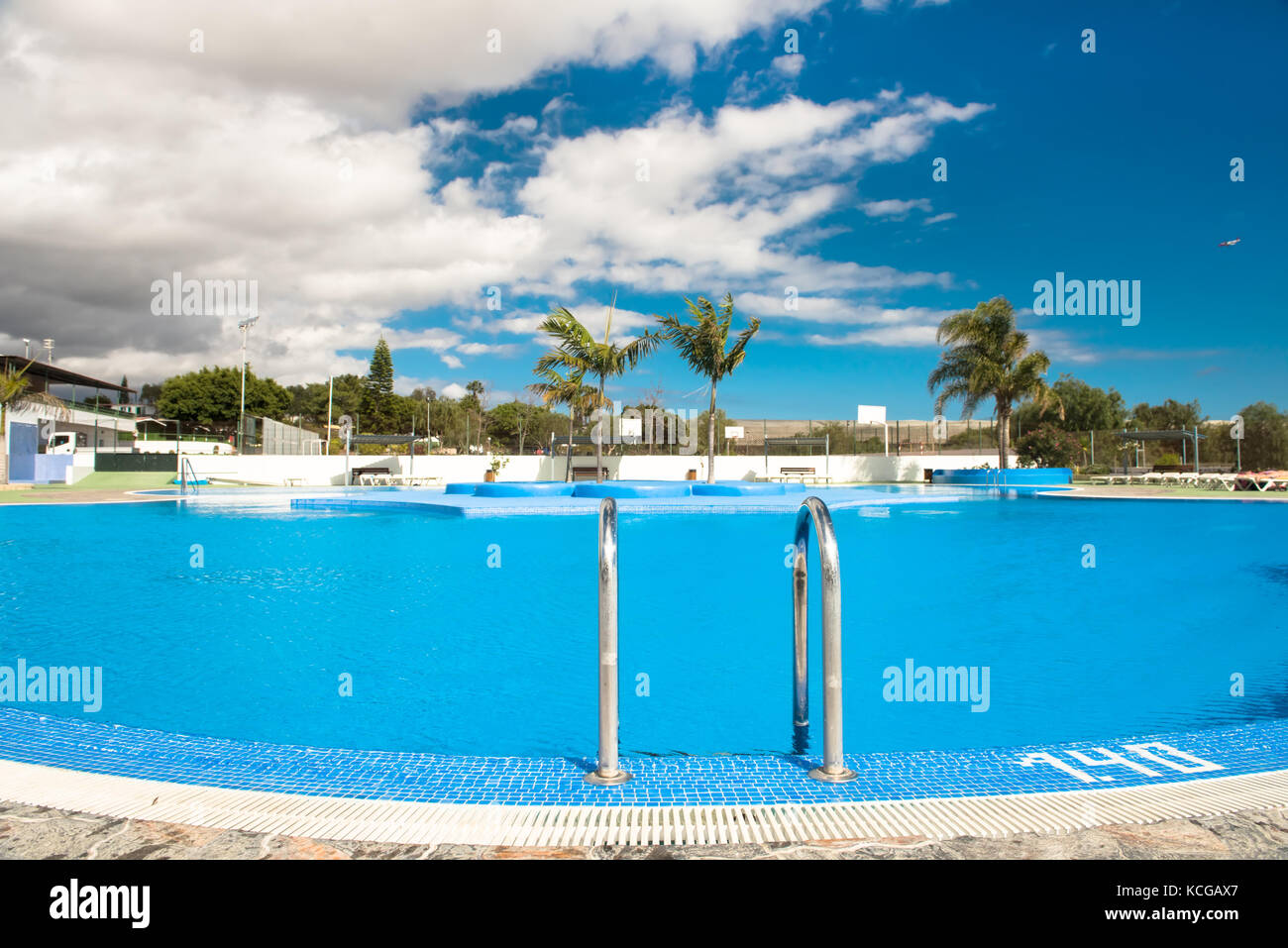 Summer swimming pool of luxury tropical hotel Stock Photo - Alamy