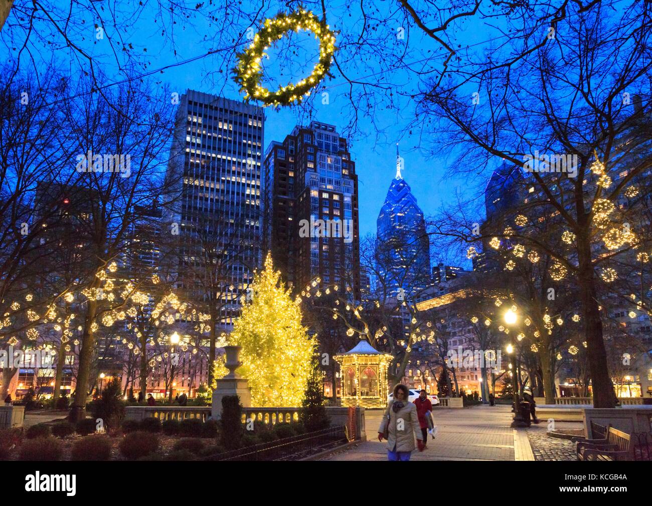 Rittenhouse square holiday lights and skyline hi-res stock photography ...