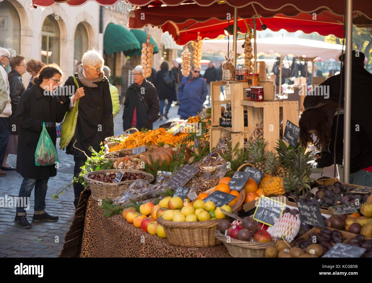 Saturday Market, Beaune, Burgundy, France Stock Photo - Alamy
