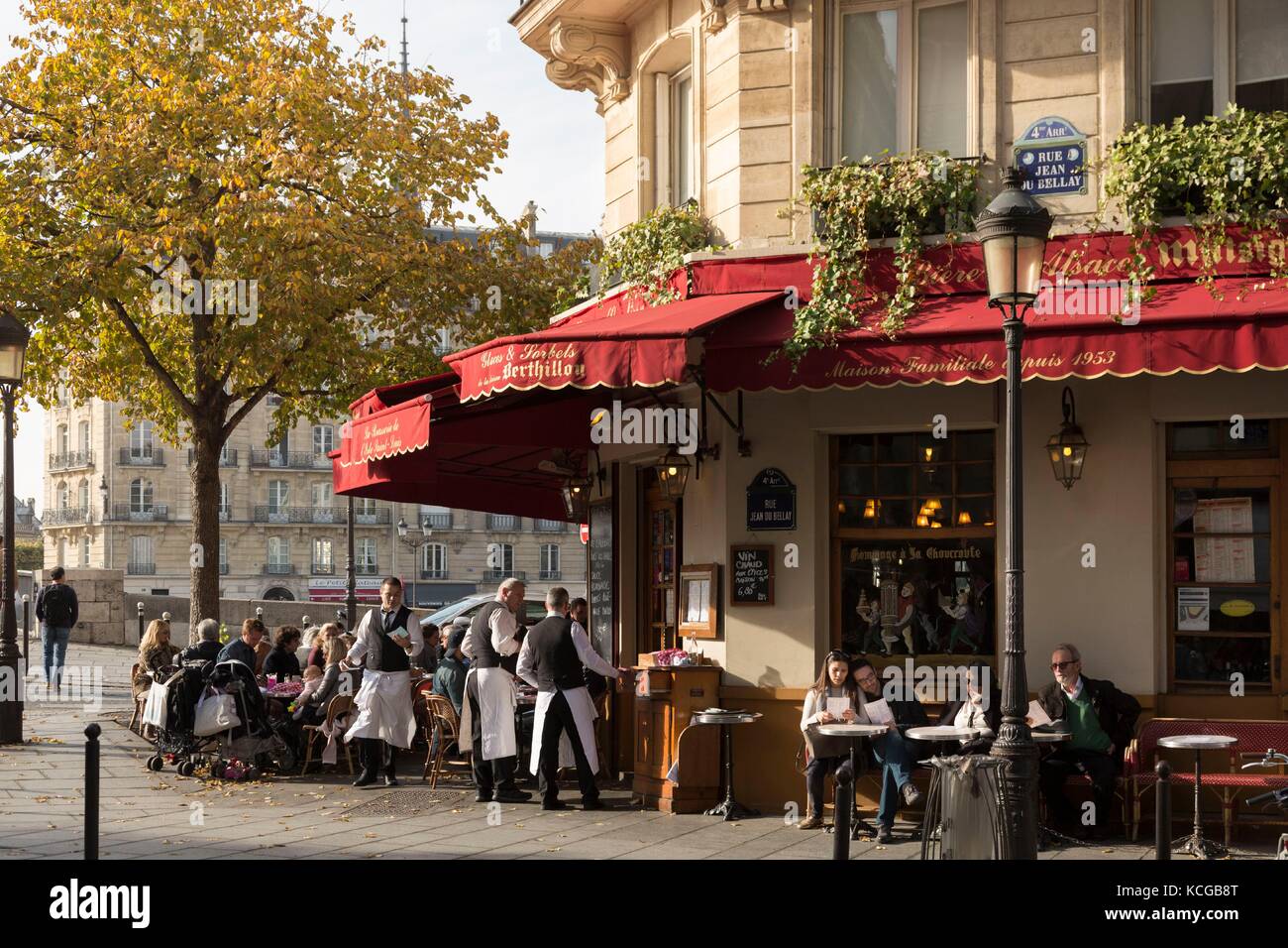 Île Saint-Louis Cafe, Paris, France Stock Photo - Alamy