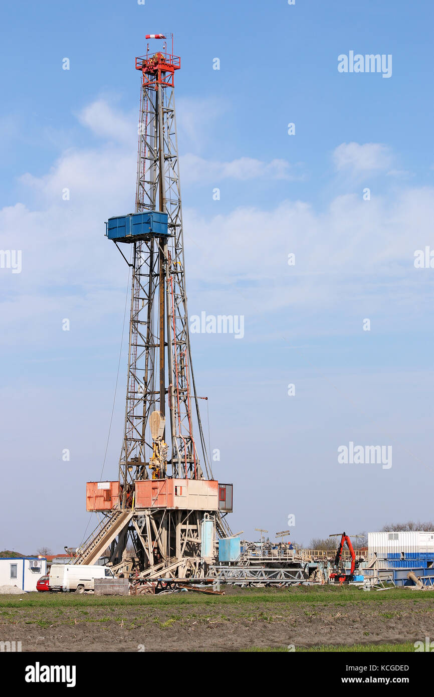 land oil drilling rig with equipment on oilfield Stock Photo - Alamy
