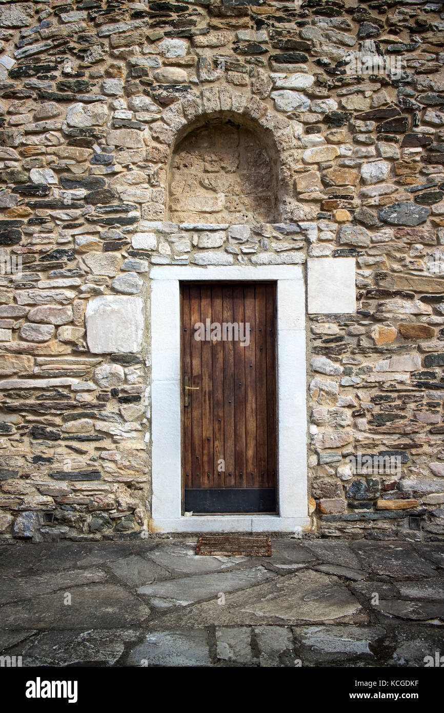 Historical castle door background texture hi-res stock photography and ...