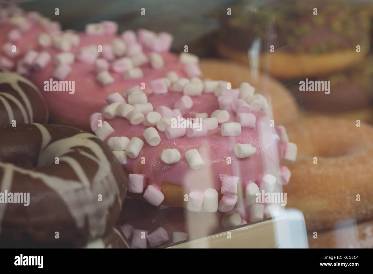 Donuts display in bakery hi-res stock photography and images - Alamy