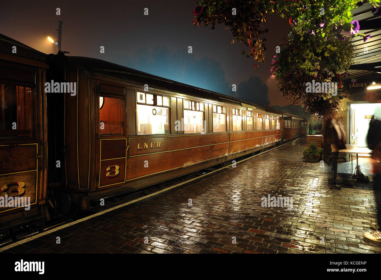 Gresley Teak coaches at Bridgnorth. Severn Valley Railway Stock Photo ...