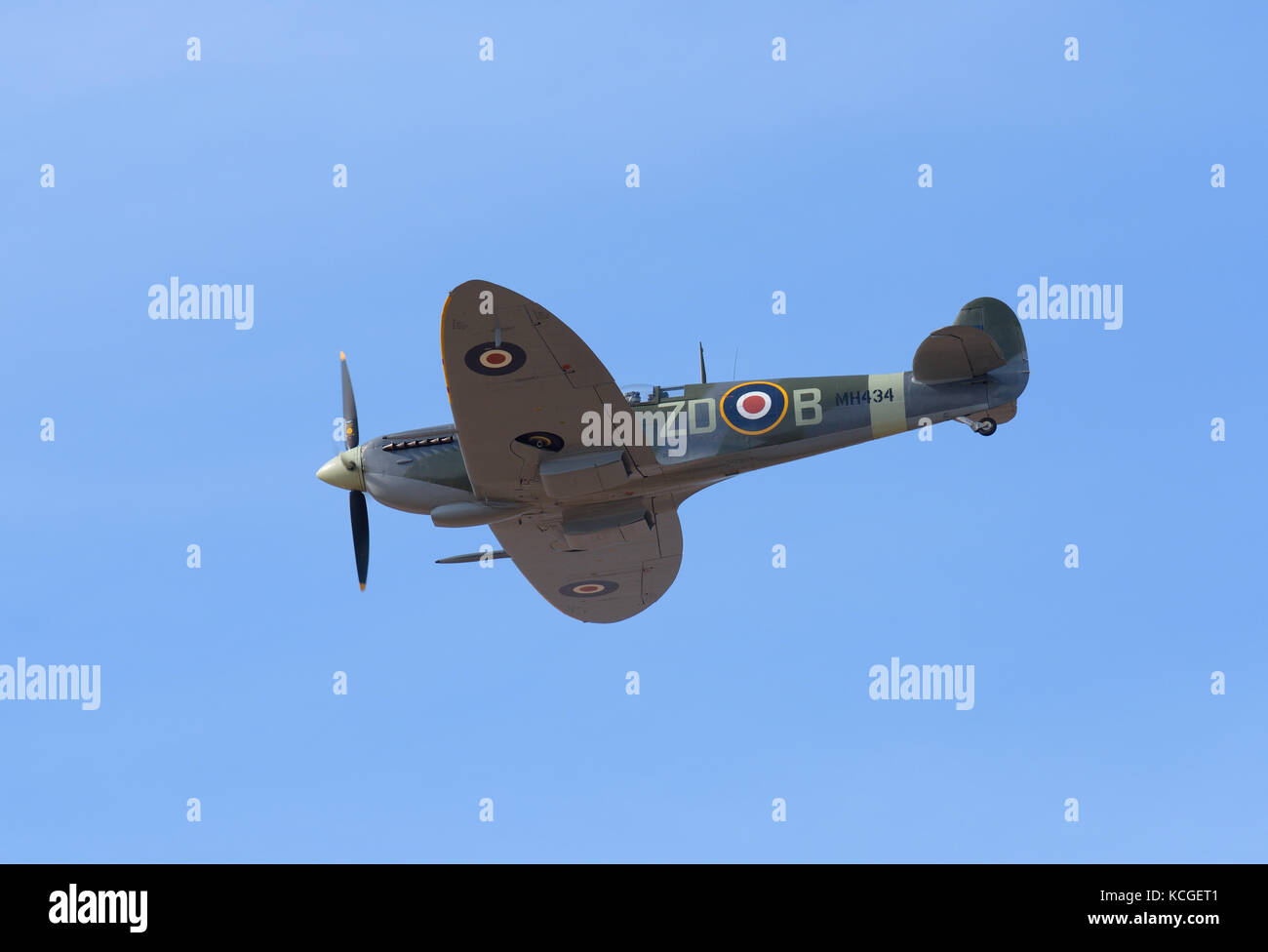 Spitfire flies at air show Stock Photo - Alamy