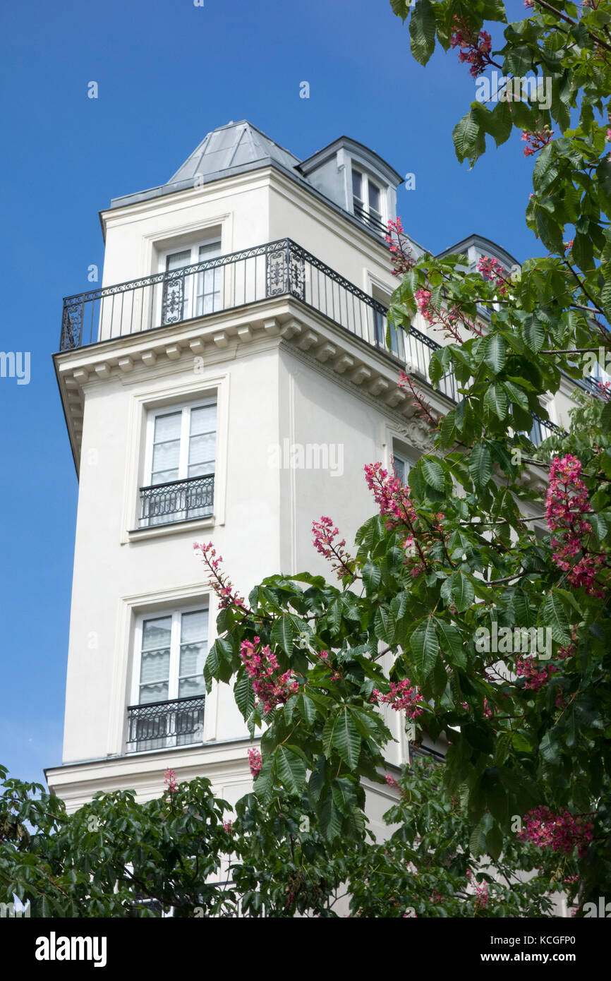 Parisian apartment building hi-res stock photography and images - Alamy