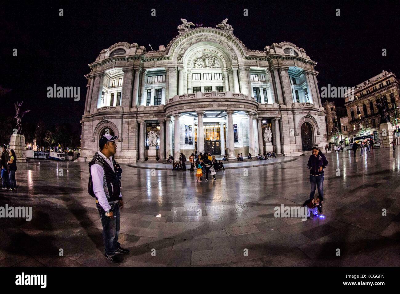 Daily life of the city of Mexico. Tour of the Alameda, Fine arts and ...