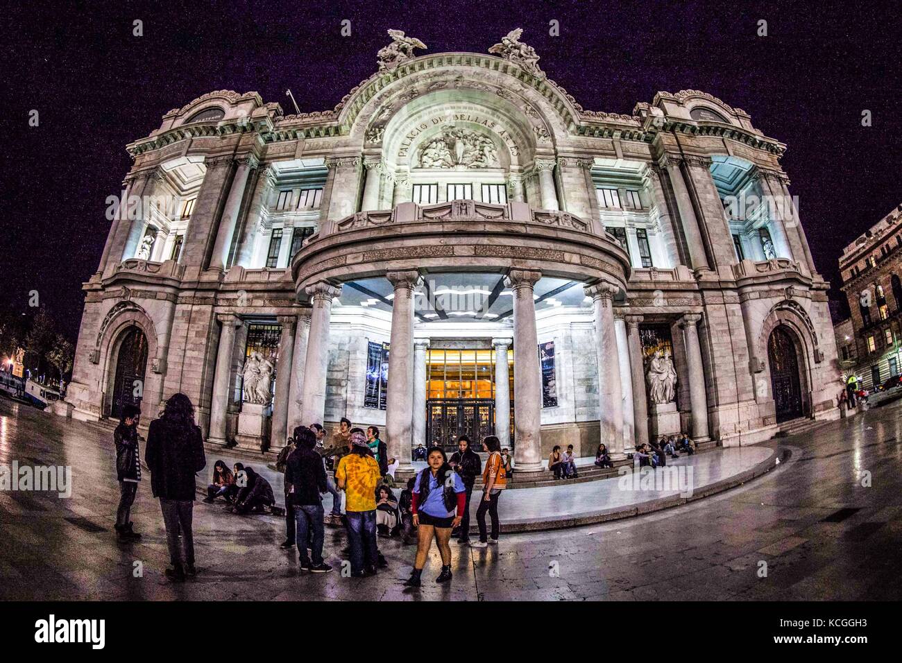 Daily life of the city of Mexico. Tour of the Alameda, Fine arts and ...