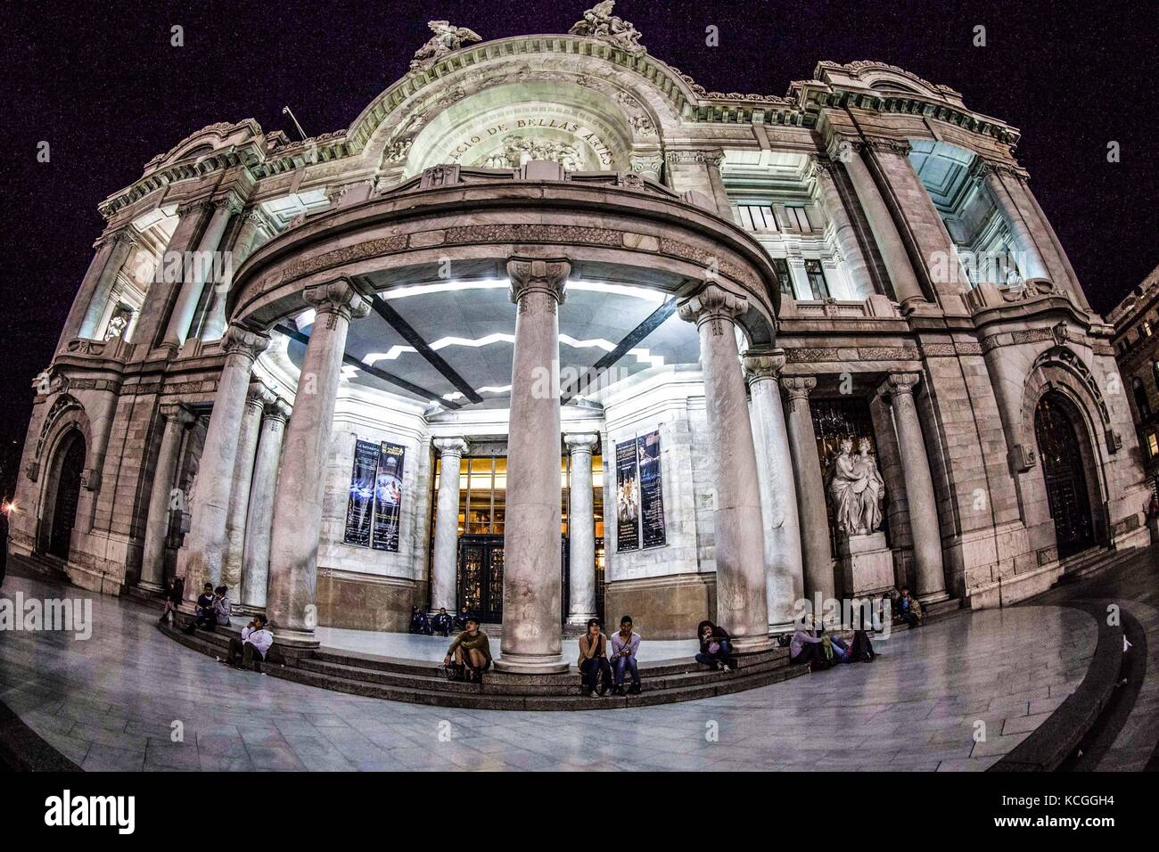 Daily life of the city of Mexico. Tour of the Alameda, Fine arts and ...