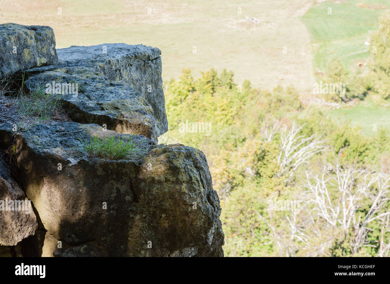 Steep cliff edge below far below hi-res stock photography and images ...
