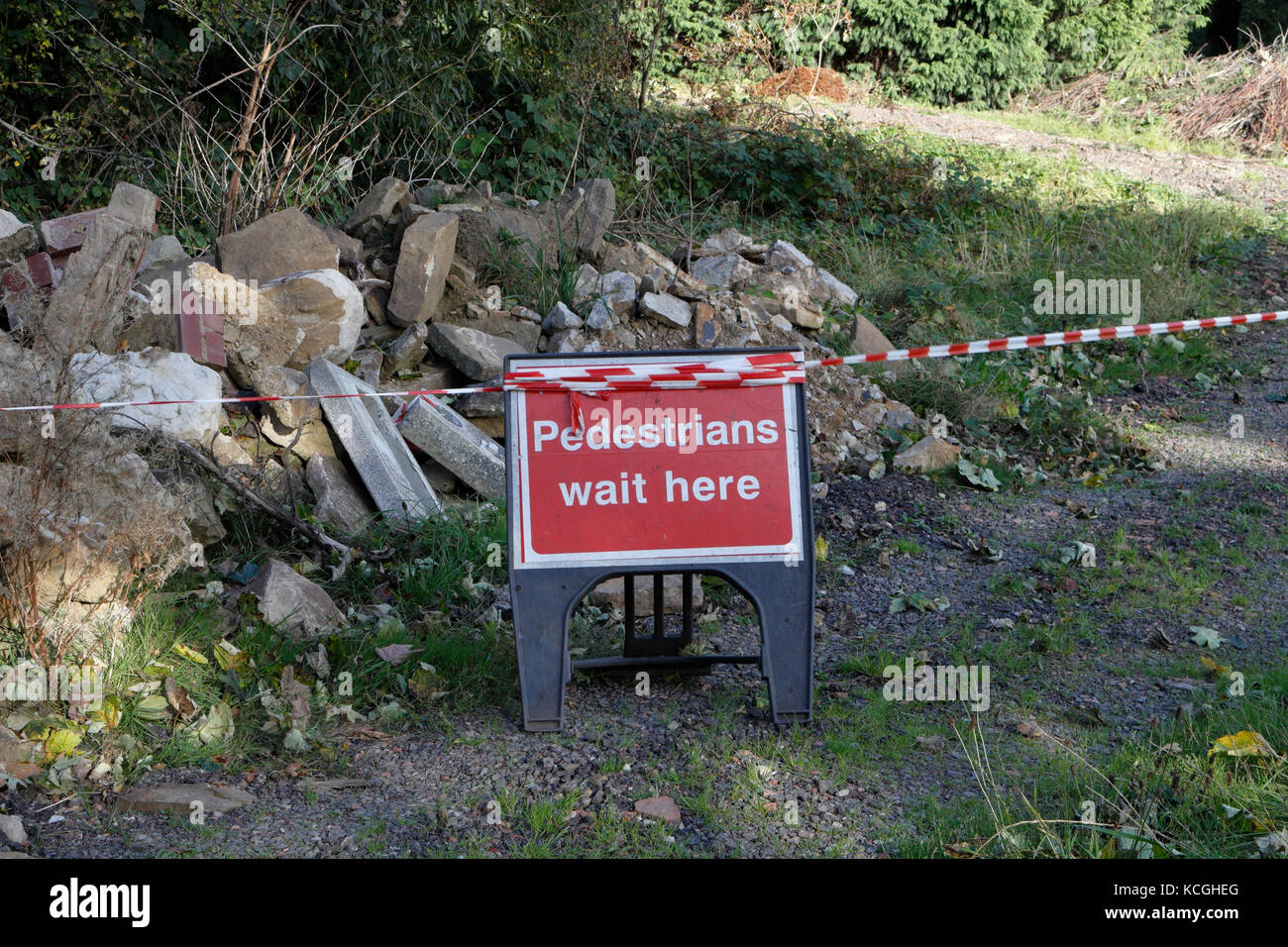 Wait here sign hi-res stock photography and images - Alamy
