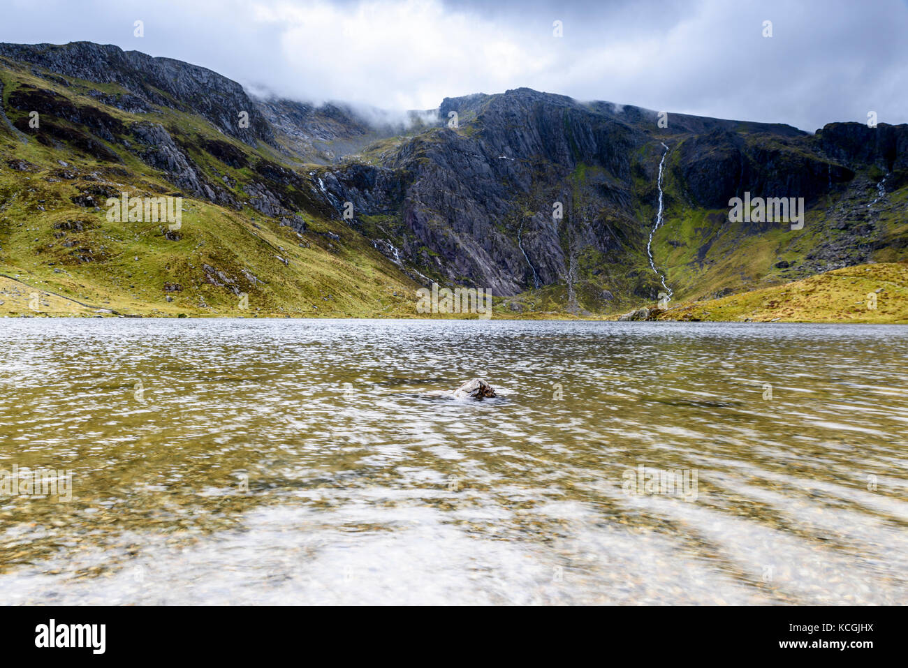 Llyn Idwal looking into the Devil's Kitchen, Snowdonia, Wales, UK Stock ...