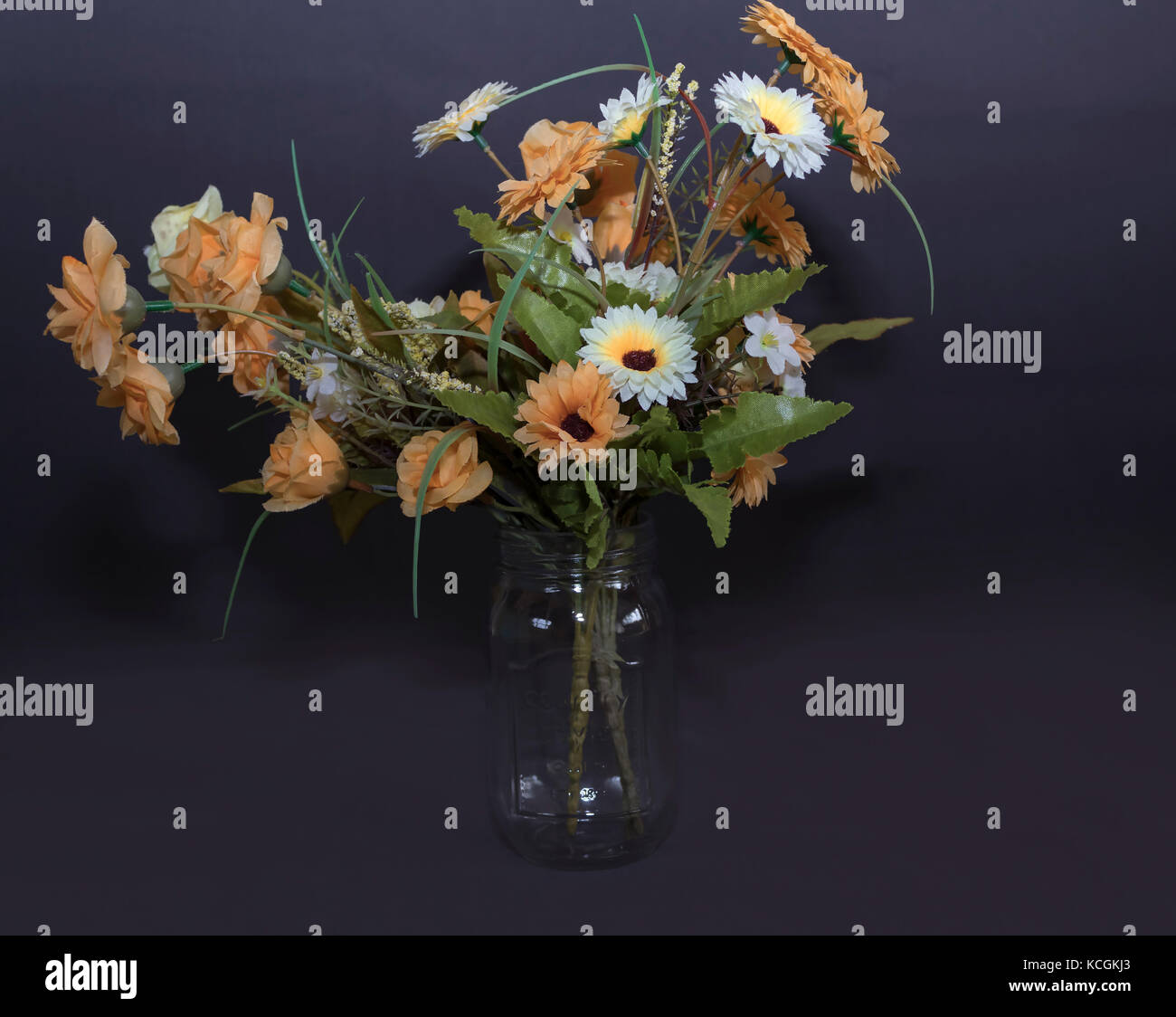 Mason jar bunch flowers hi-res stock photography and images - Alamy