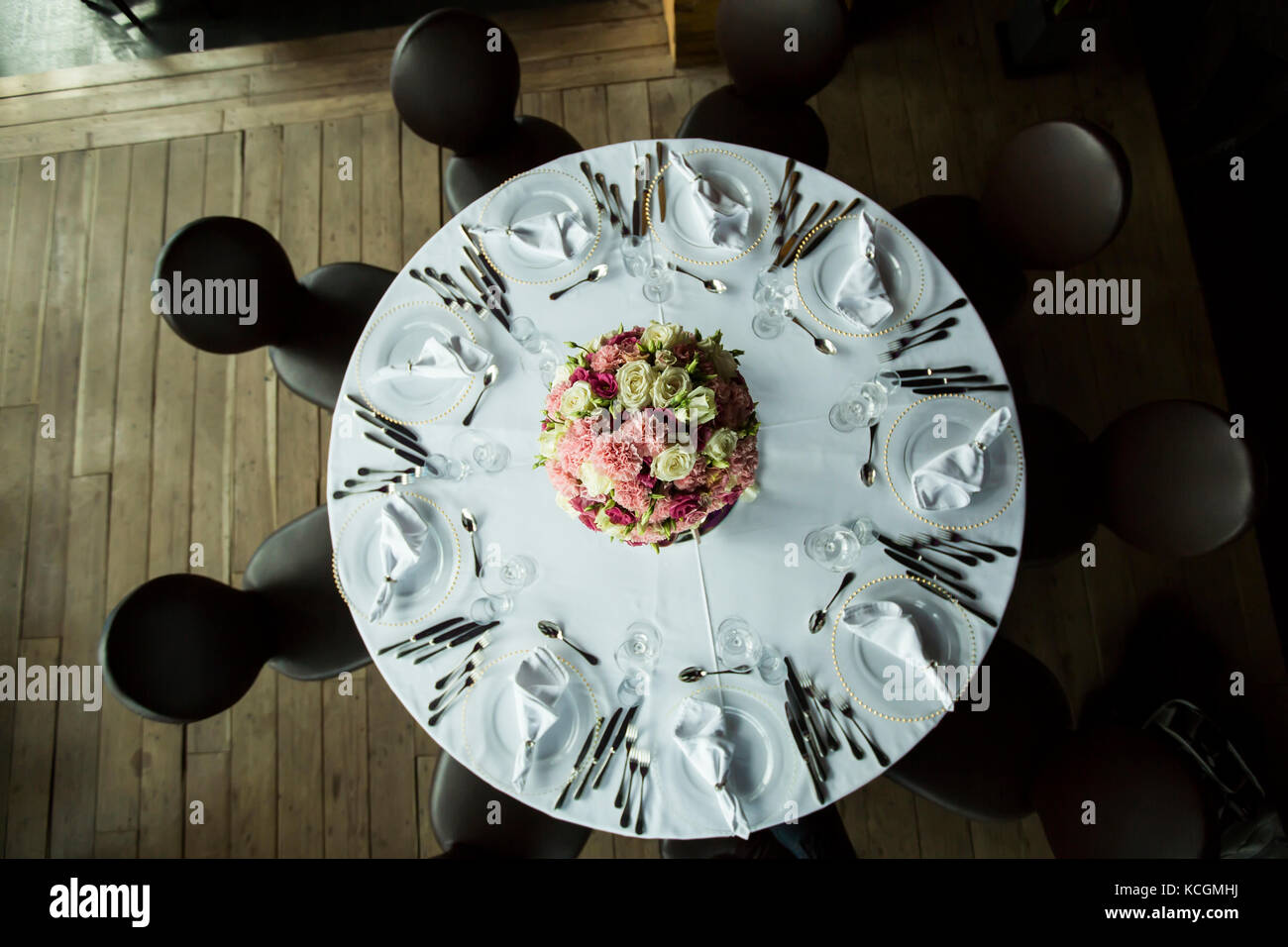 Top view at luxury wedding decoration of the table Stock Photo - Alamy