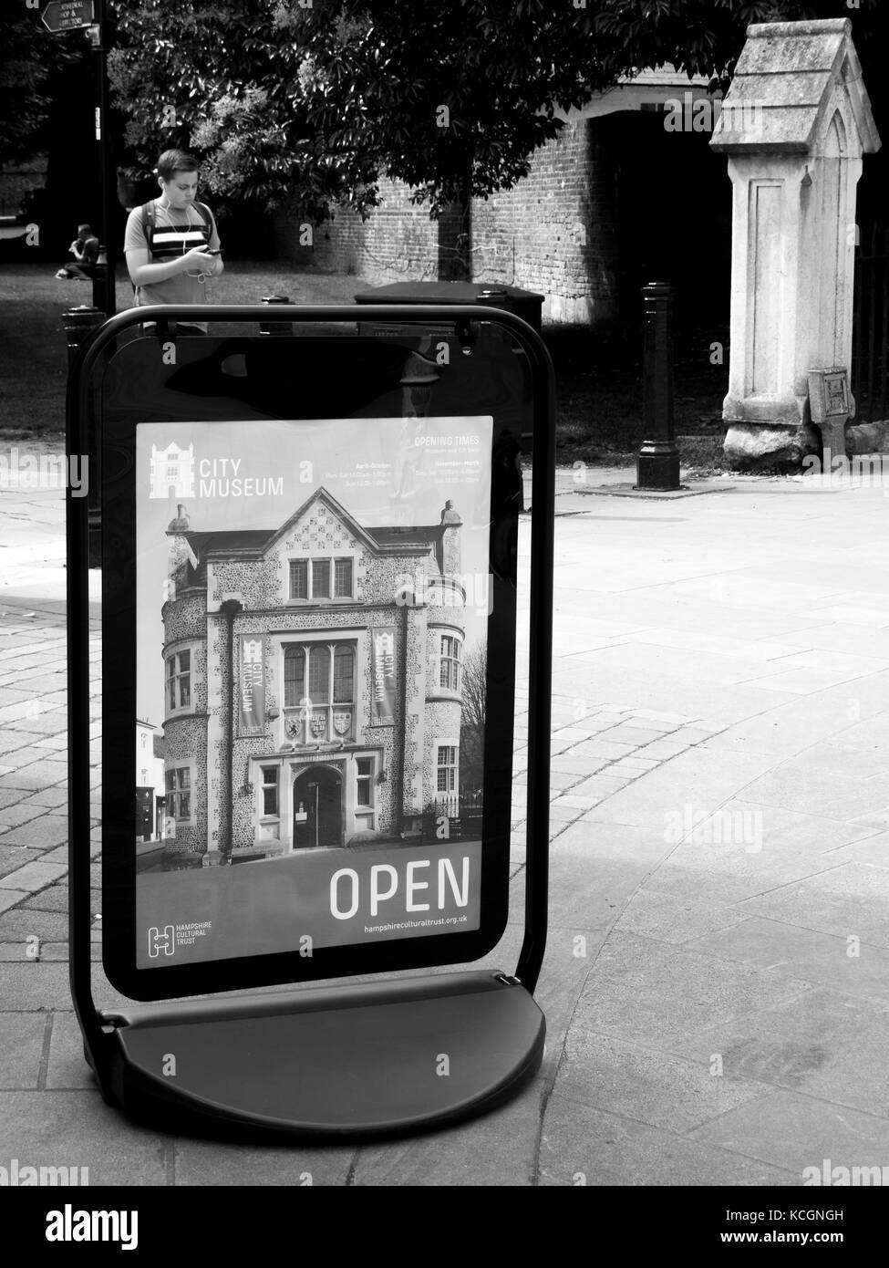 City Museum open sign outside entrance Stock Photo - Alamy
