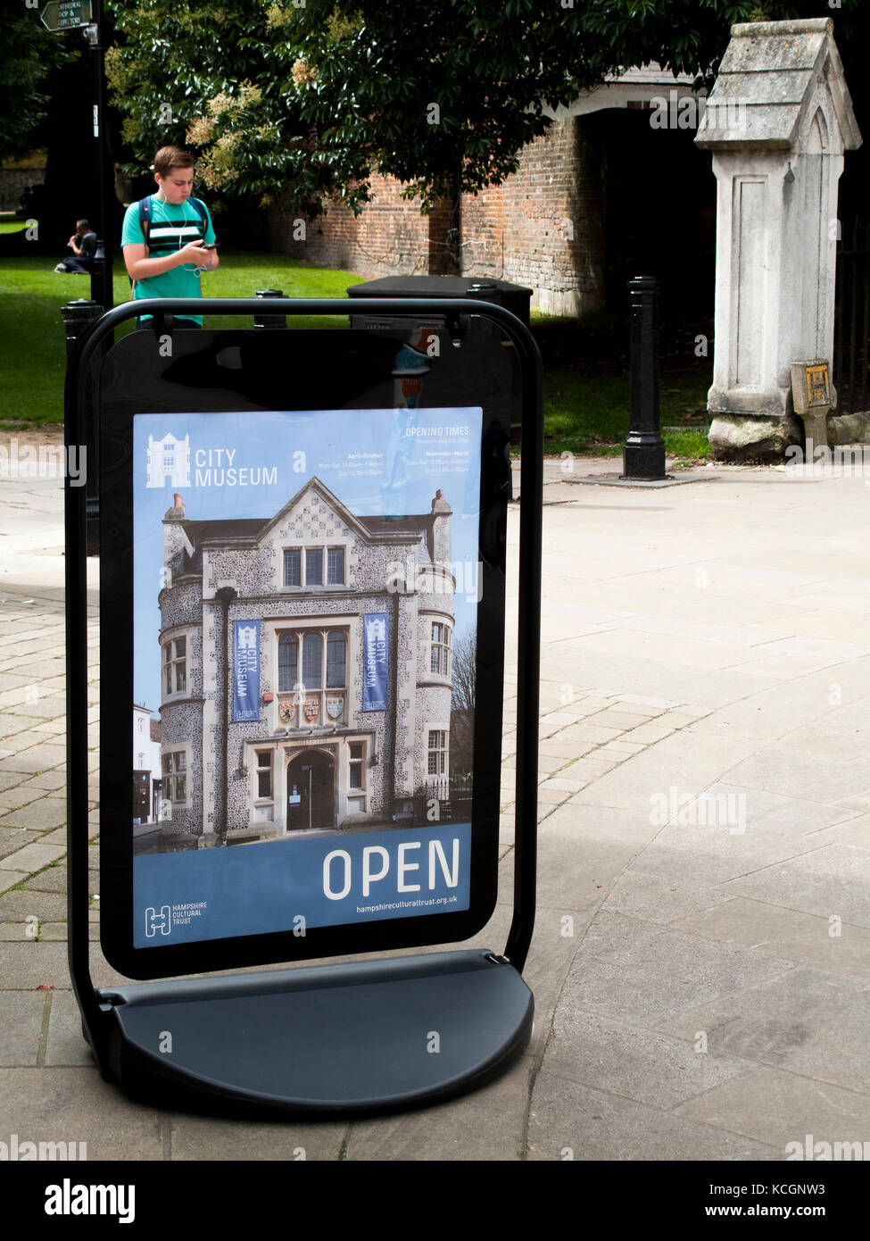 City Museum open sign outside entrance Stock Photo - Alamy
